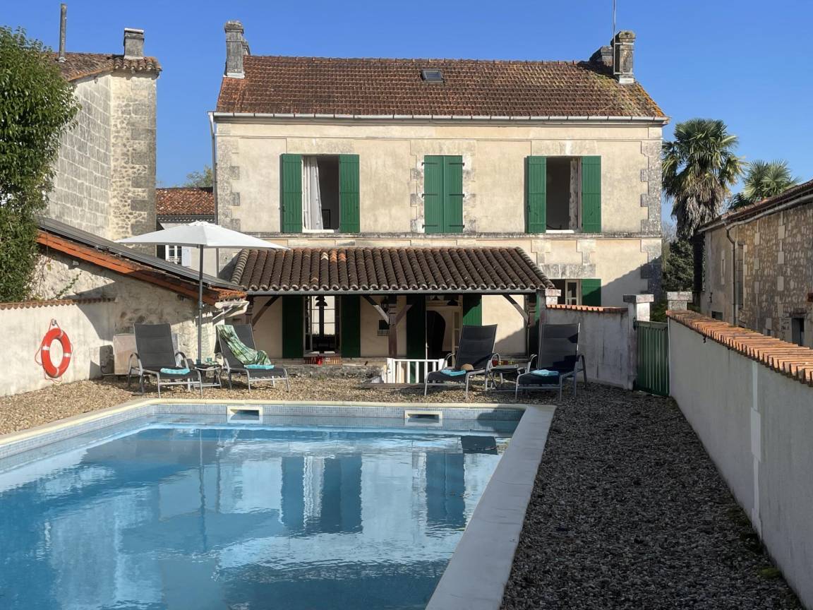 200 M² House ∙ 5 Bedrooms ∙ 10 Guests - Aubeterre-sur-Dronne