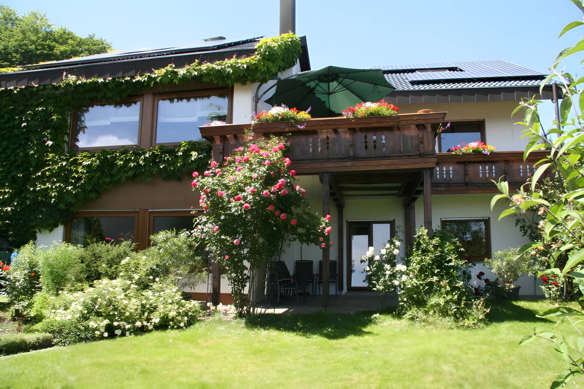90 M² Ferienwohnung ∙ 2 Schlafzimmer ∙ 4 Gäste - Albstadt