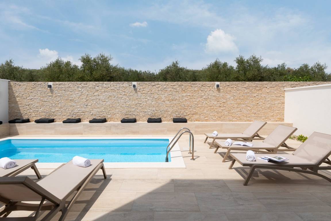 225 M² Villa ∙ 6 Schlafzimmer ∙ 11 Gäste - Nin