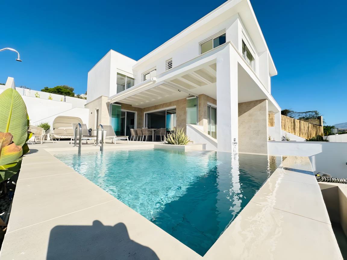 275 M² Villa ∙ 4 Bedrooms ∙ 8 Guests - Torre del Mar