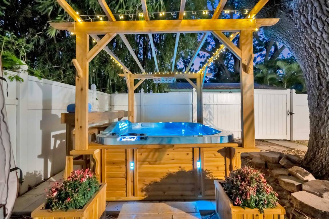 Apartment ∙ 4 Bedrooms ∙ 10 Guests - Palm Harbor, FL