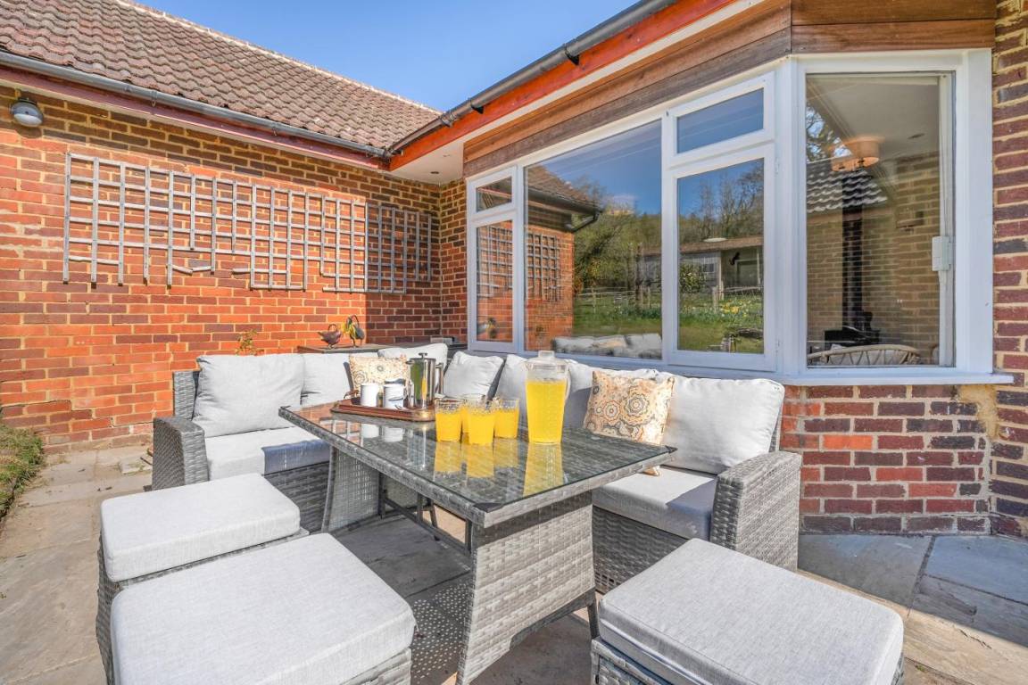 Cottage ∙ 4 Bedrooms ∙ 8 Guests - Farnham