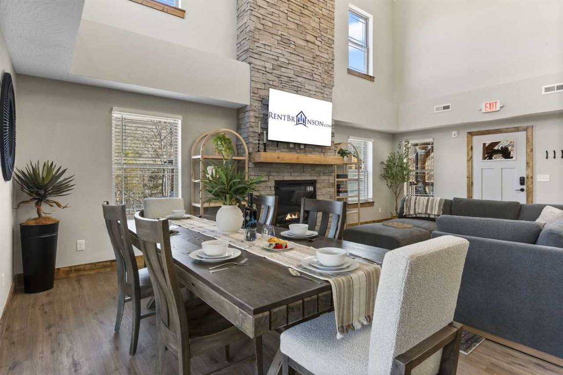 Cabin ∙ 4 Bedrooms ∙ 9 Guests - Rockaway Beach, MO