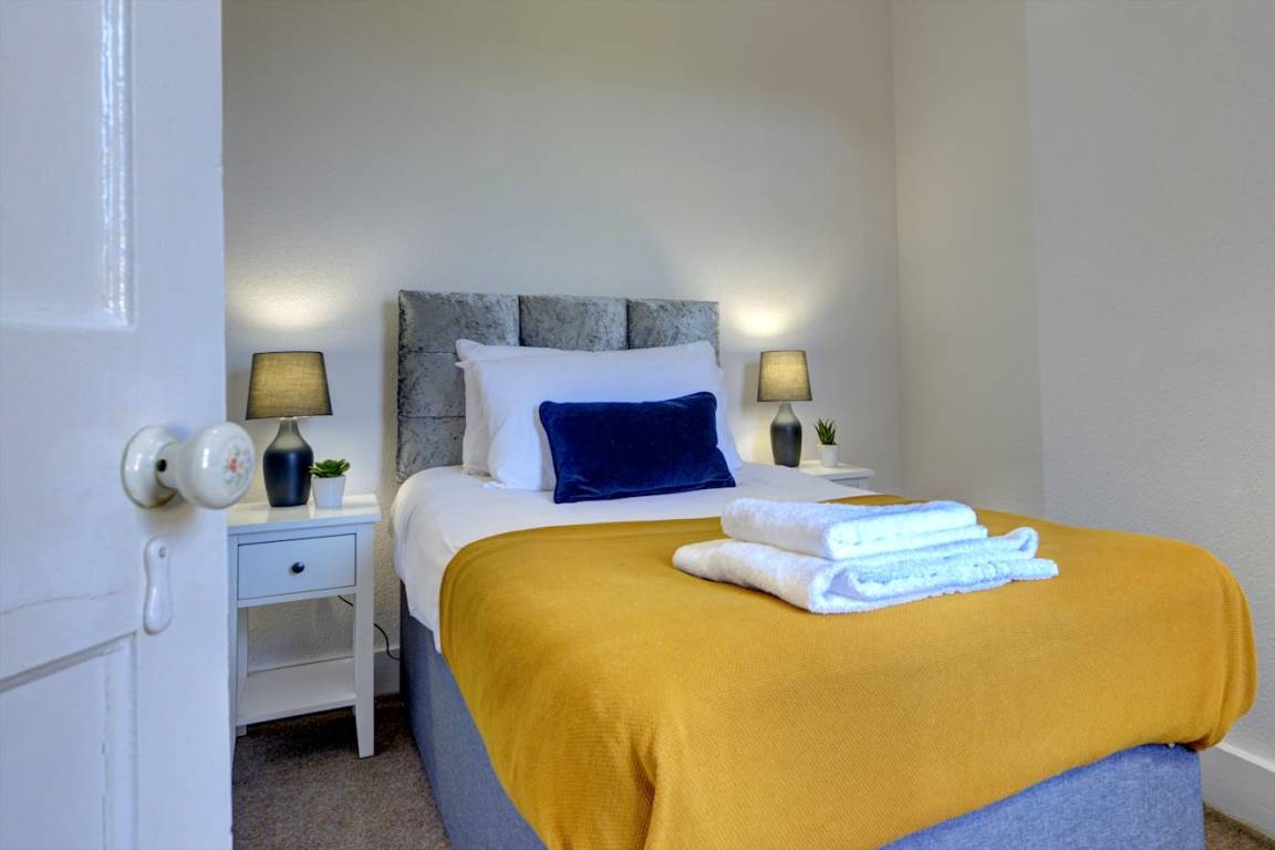 150 M² House ∙ 3 Bedrooms ∙ 1 Guest - Bedford