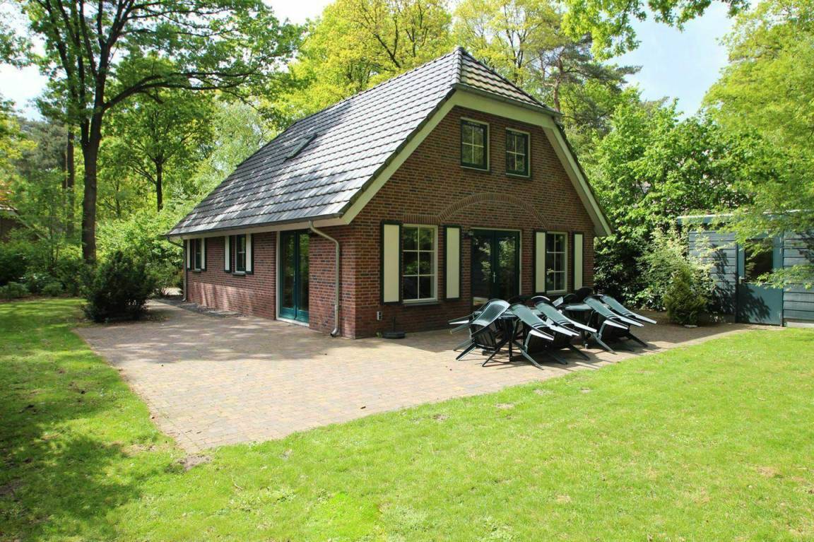 160 M² Bungalow ∙ 5 Bedrooms ∙ 10 Guests - Assen