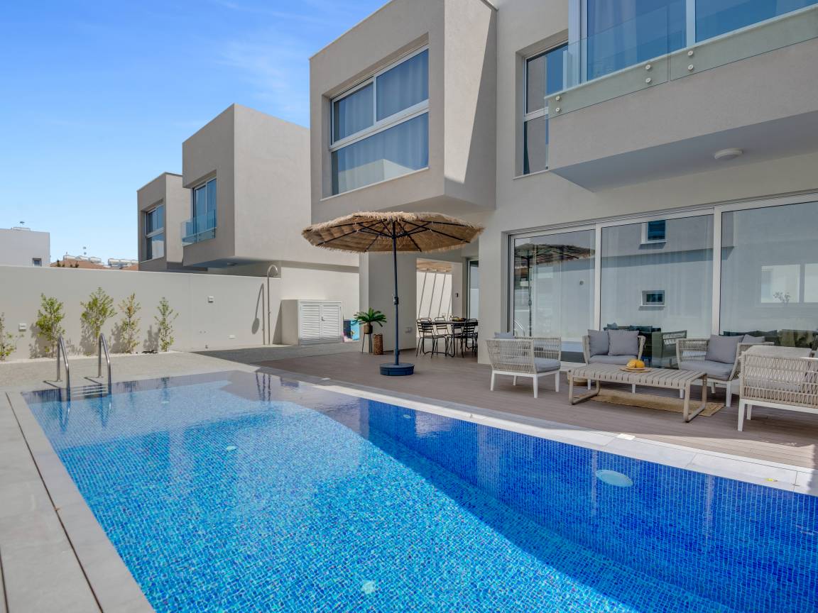 185 M² Villa ∙ 5 Bedrooms ∙ 10 Guests - Cyprus