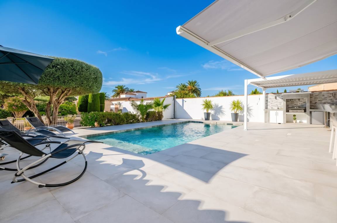 150 M² Villa ∙ 4 Bedrooms ∙ 8 Guests - Empuriabrava