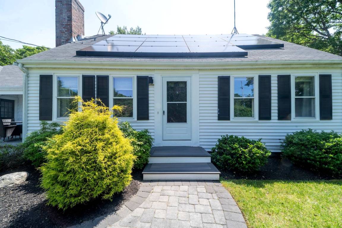 House ∙ 4 Bedrooms ∙ 11 Guests - Old Silver Beach, MA
