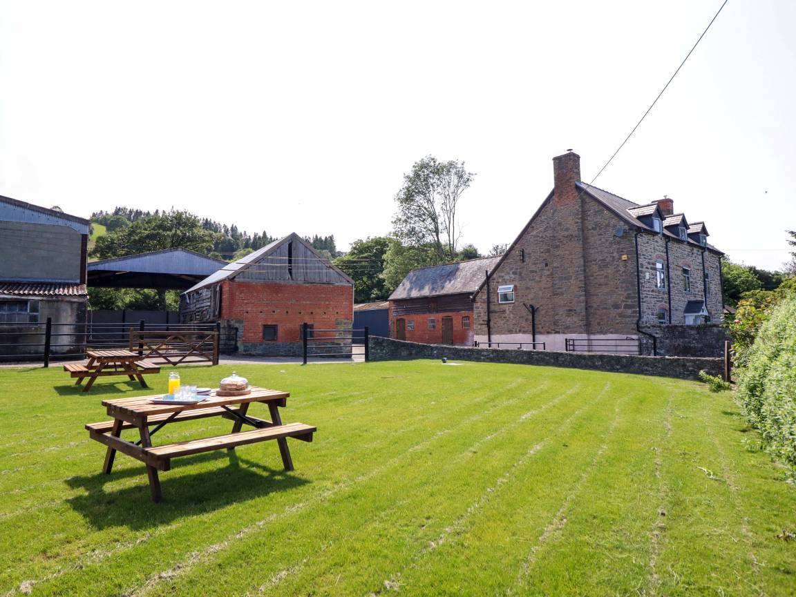 Cottage ∙ 4 Bedrooms ∙ 8 Guests - Welshpool