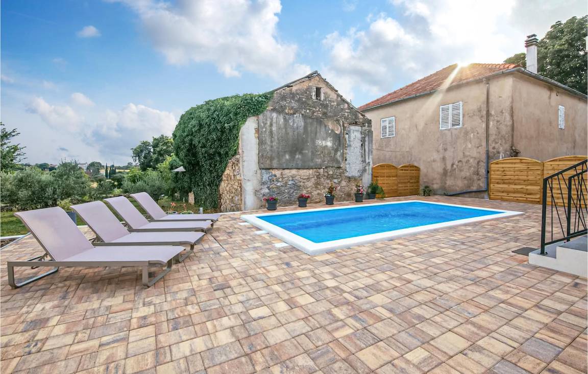 100 M² Apartment ∙ 3 Bedrooms ∙ 5 Guests - Benkovac