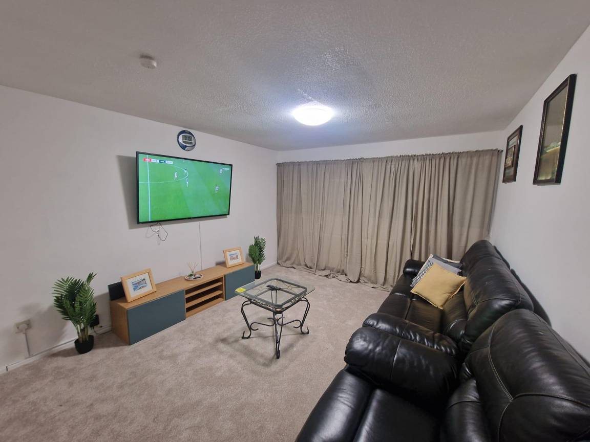 90 M² House ∙ 3 Bedrooms ∙ 6 Guests - Milton Keynes