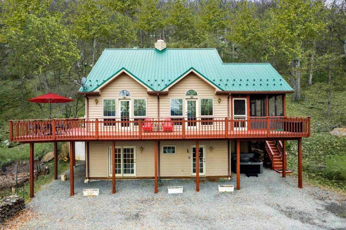 House ∙ 5 Bedrooms ∙ 13 Guests - Berkeley Springs, WV