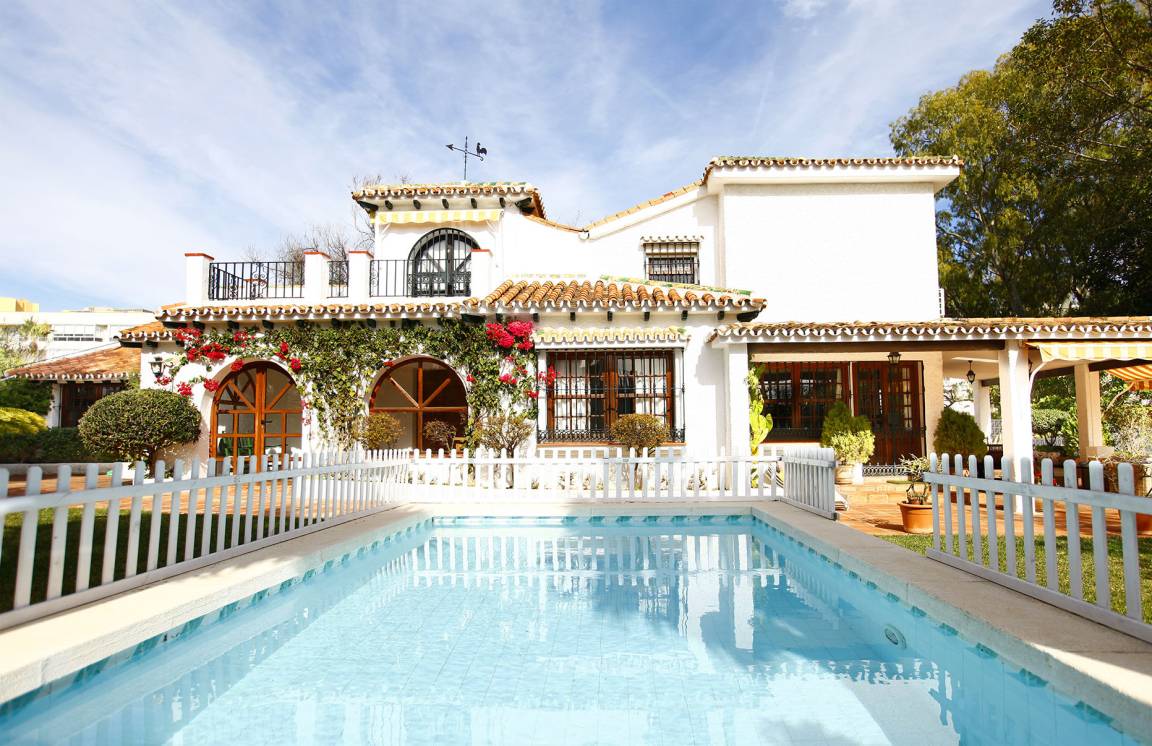 1400 M² Chalet ∙ 5 Chambres ∙ 12 Personnes - Benalmádena
