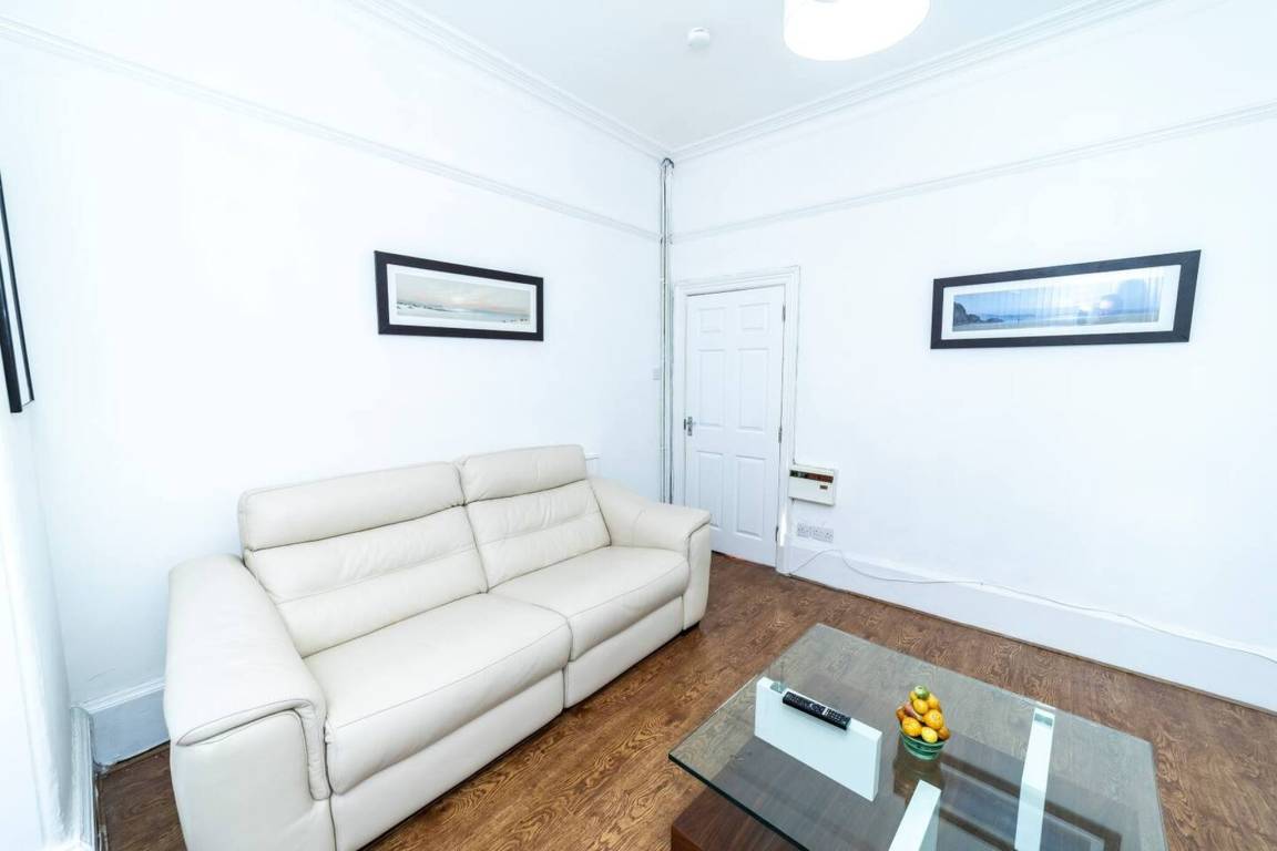 162 M² Talo ∙ 6 Makuuhuonetta ∙ 12 Vierasta - Leicester