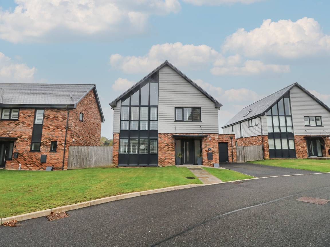 Cottage ∙ 4 Bedrooms ∙ 8 Guests - Lymington