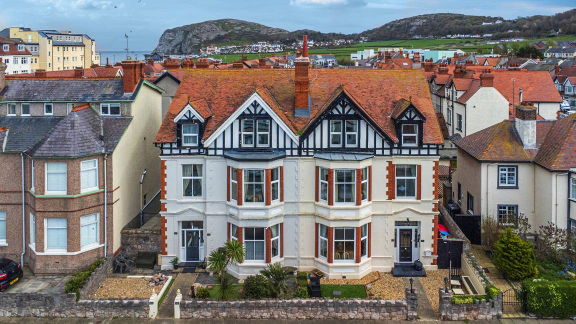 Cottage ∙ 8 Bedrooms ∙ 19 Guests - North Wales