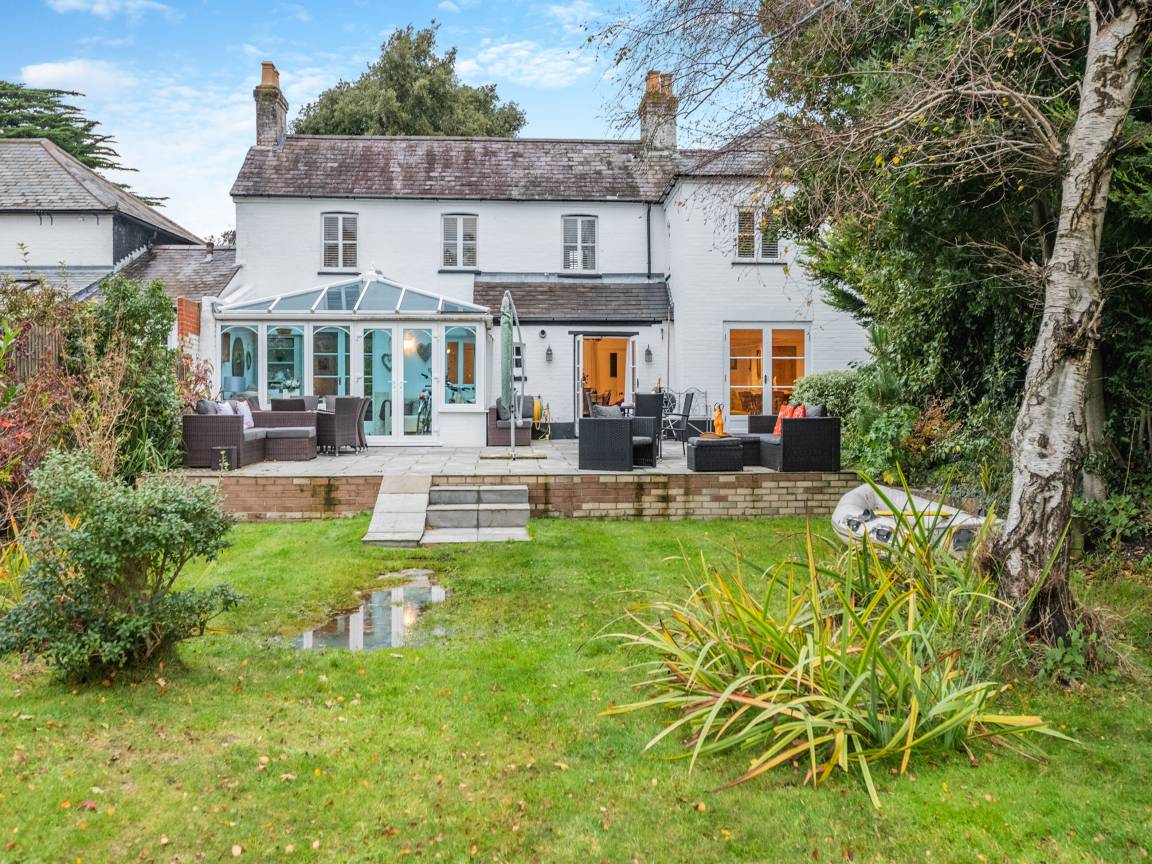 Cottage ∙ 4 Bedrooms ∙ 8 Guests - Christchurch