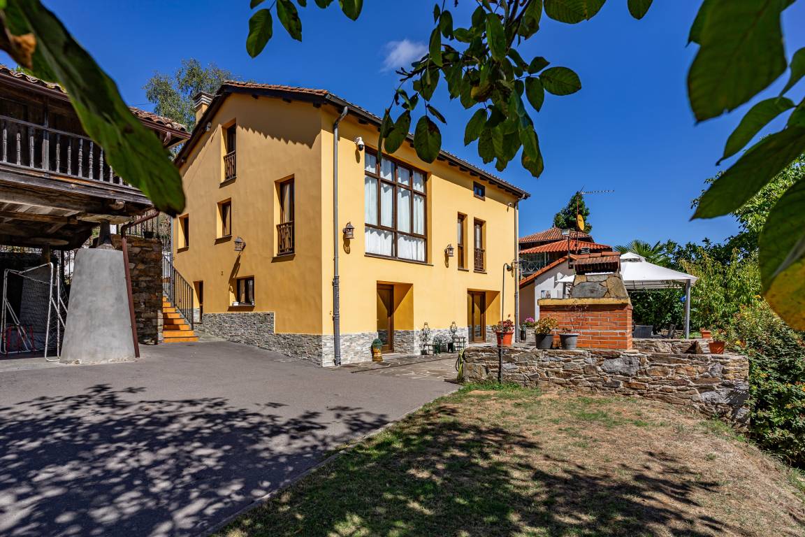 180 M² House ∙ 5 Bedrooms ∙ 15 Guests - Salas