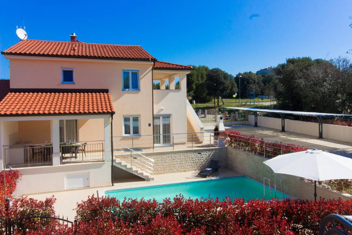 400 M² House ∙ 8 Bedrooms ∙ 20 Guests - Banjole