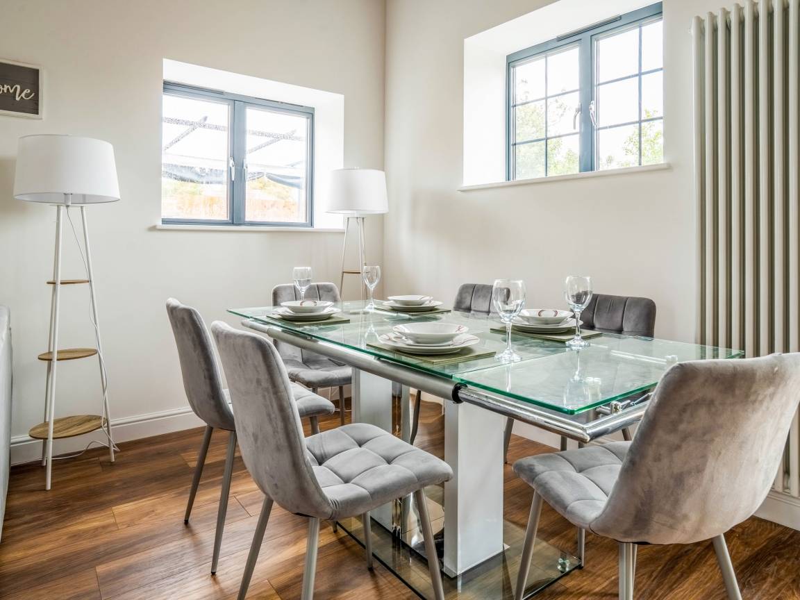 Cottage ∙ 4 Bedrooms ∙ 9 Guests - Solihull