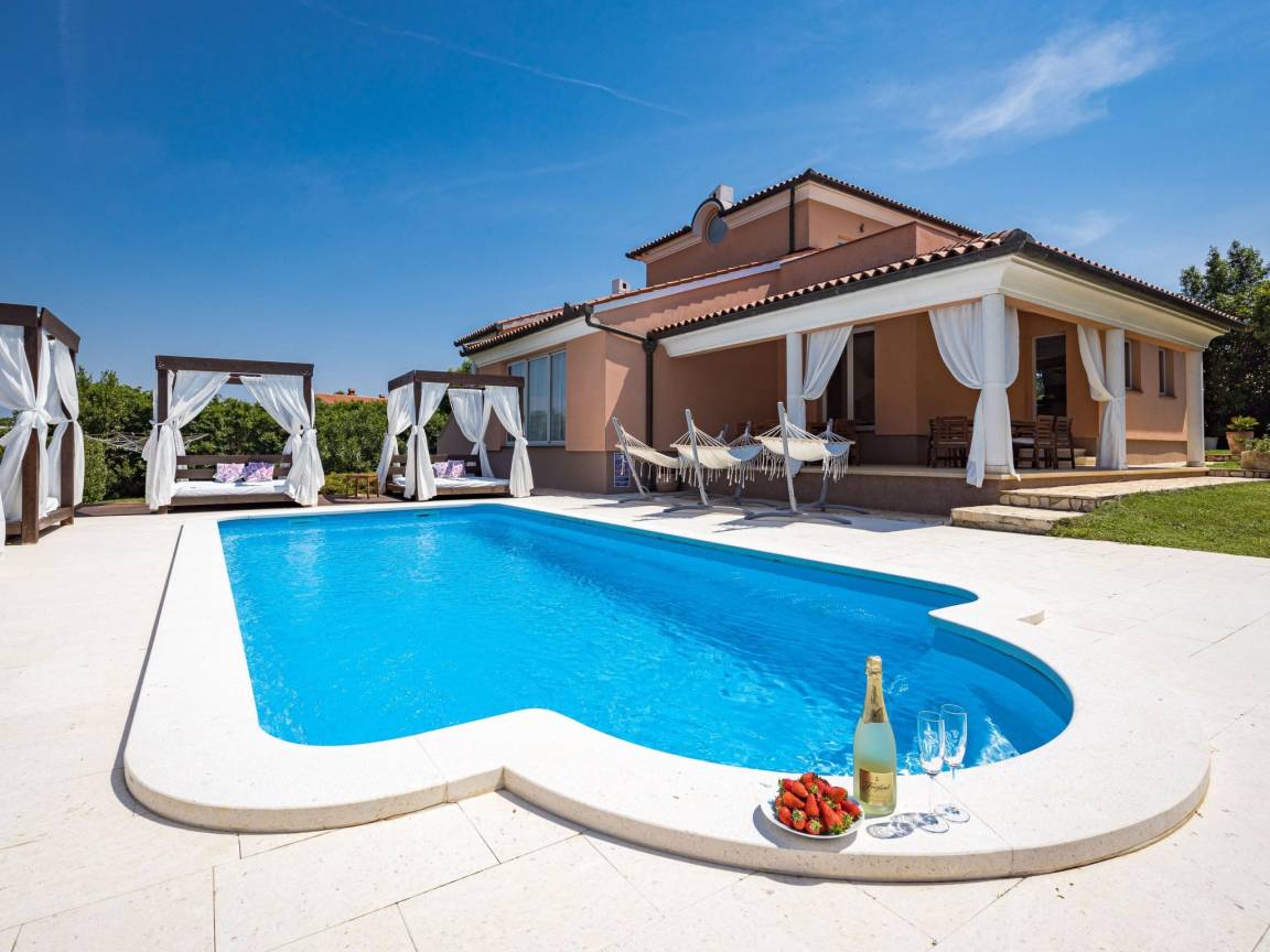 300 M² House ∙ 5 Bedrooms ∙ 10 Guests - Banjole