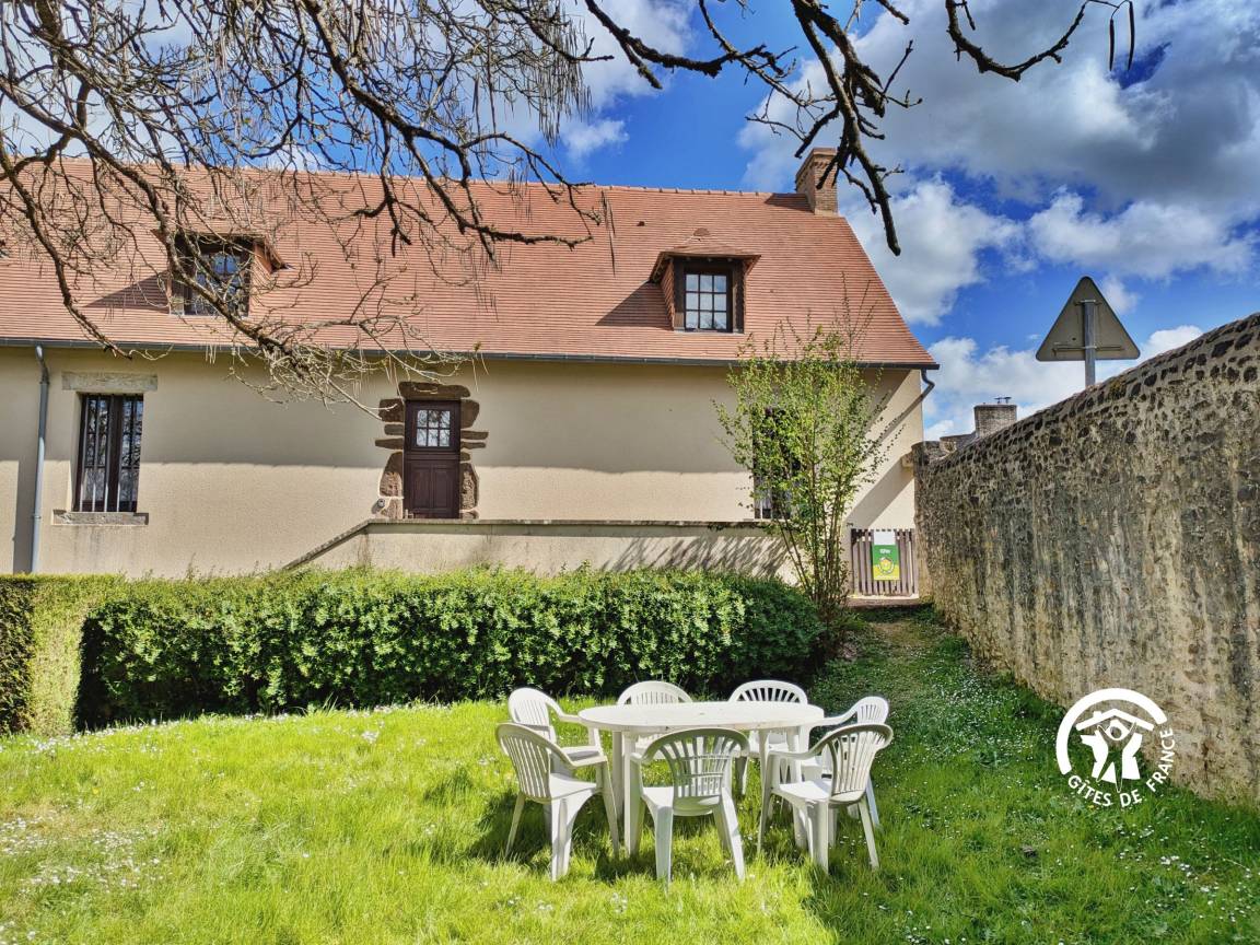93 M² Cottage ∙ 3 Bedrooms ∙ 7 Guests - Mayenne