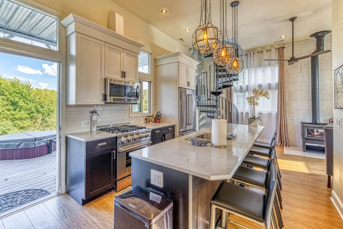 16 M² House ∙ 3 Bedrooms ∙ 10 Guests - Gary, IN
