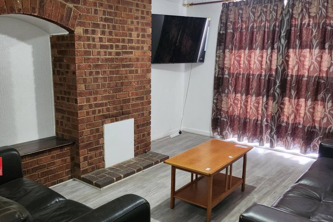 80 M² House ∙ 2 Bedrooms ∙ 5 Guests - Romford