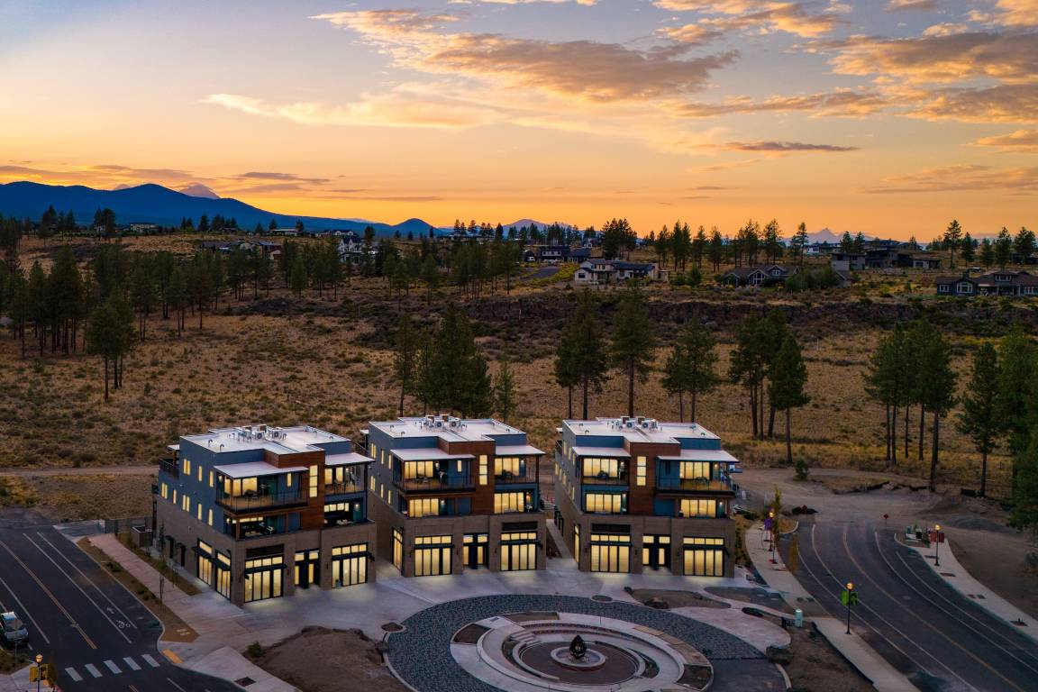 88 M² House ∙ 30 Bedrooms ∙ 60 Guests - Bend, OR