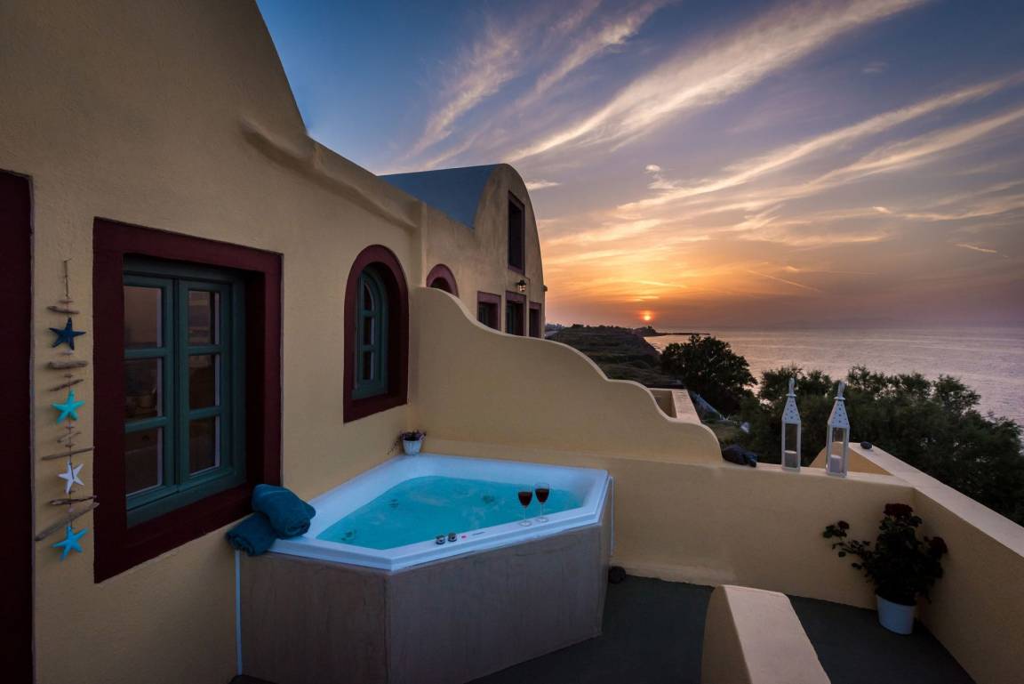 Villa ∙ 2 Bedrooms ∙ 4 Guests - Santorini