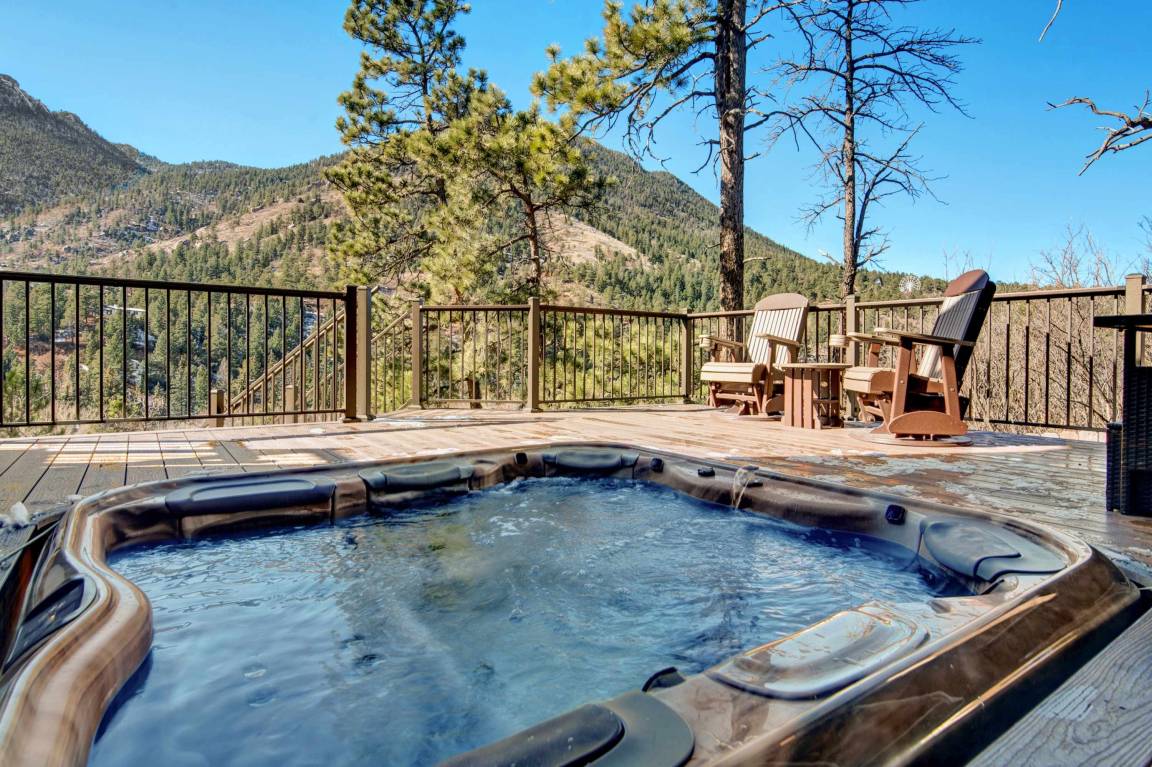 Apartment ∙ 4 Bedrooms ∙ 10 Guests - Manitou Springs, CO