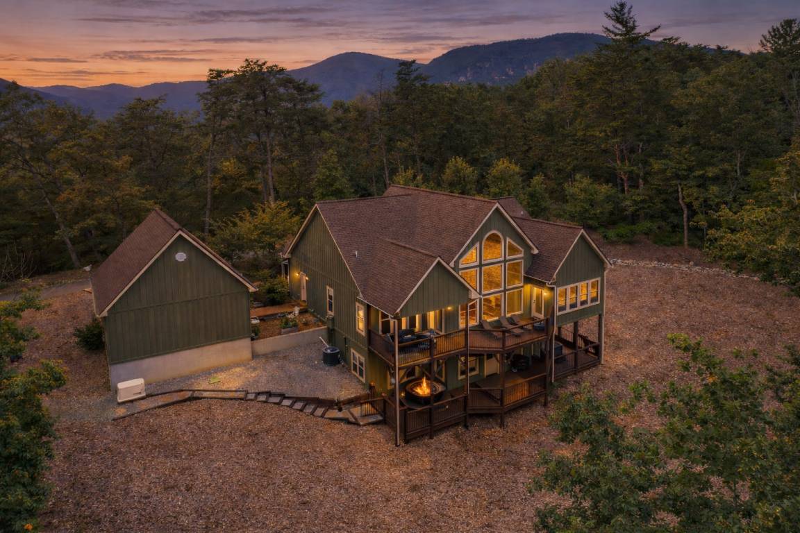338 M² House ∙ 3 Bedrooms ∙ 10 Guests - Lake Lure, NC
