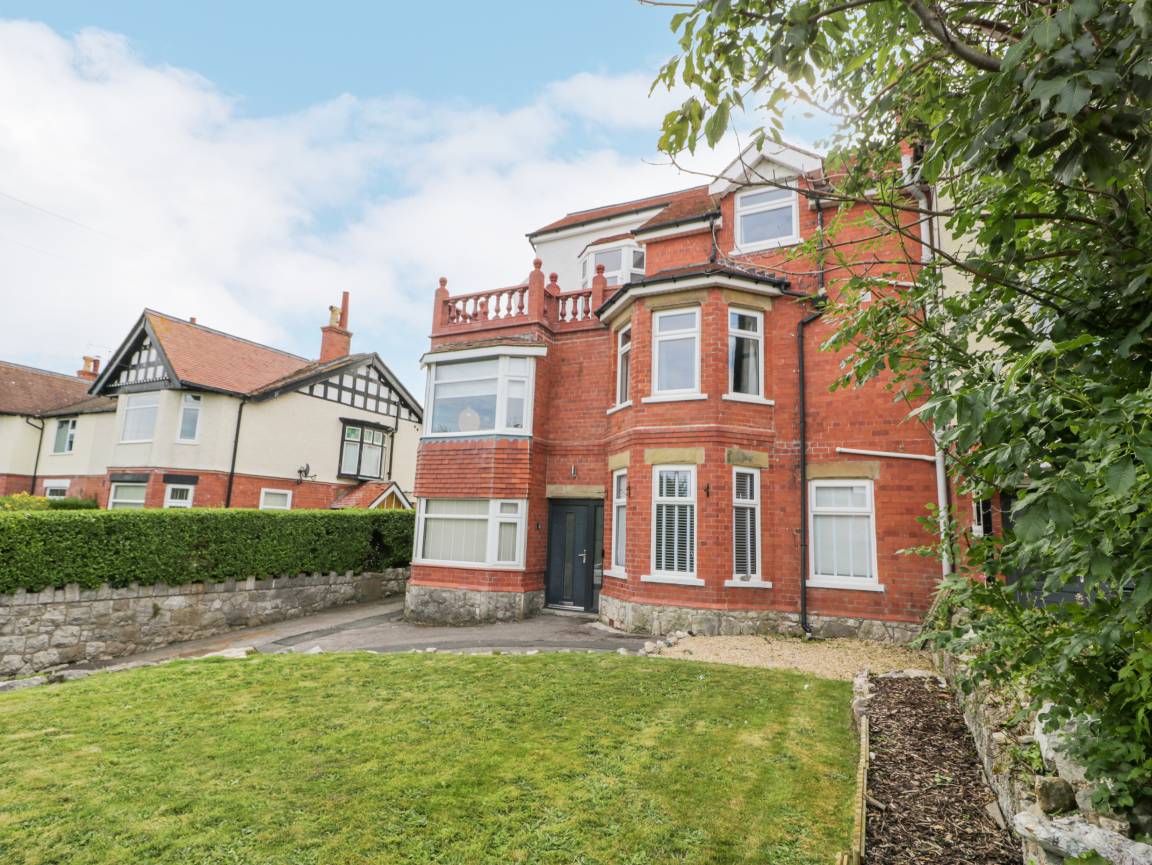 Cottage ∙ 8 Bedrooms ∙ 18 Guests - Rhos on Sea