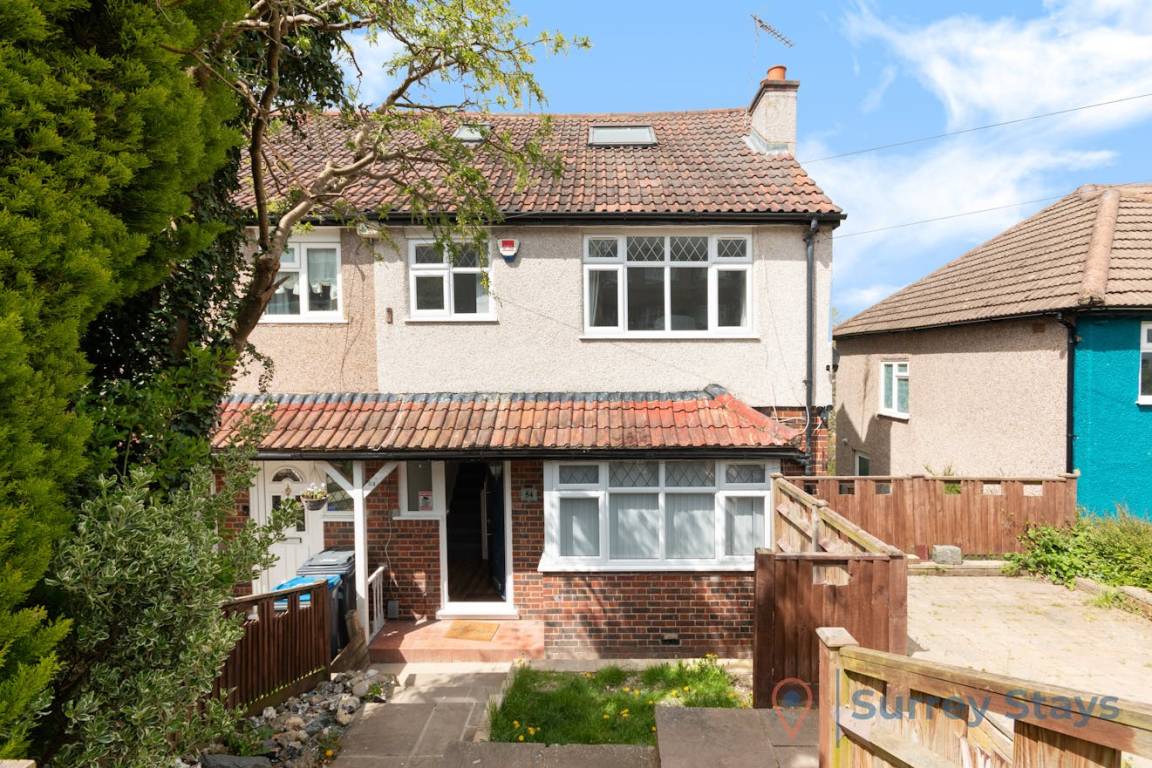112 M² House ∙ 4 Bedrooms ∙ 10 Guests - Epsom