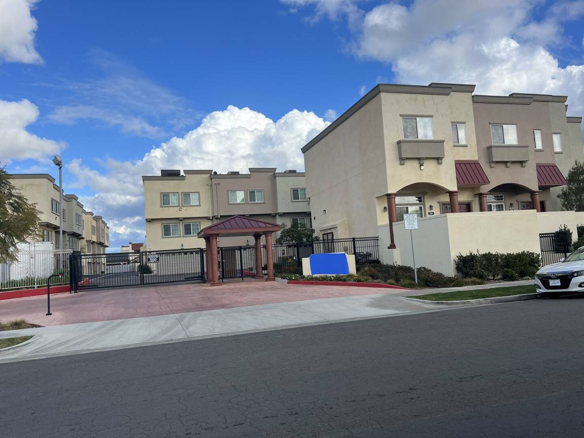 204 M² Ferienwohnung ∙ 4 Schlafzimmer ∙ 8 Gäste - Downey, CA