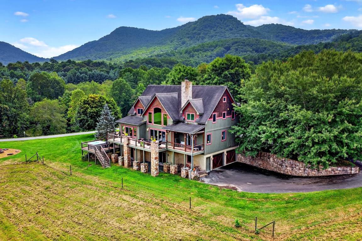 Farmhouse ∙ 5 Bedrooms ∙ 12 Guests - North Carolina