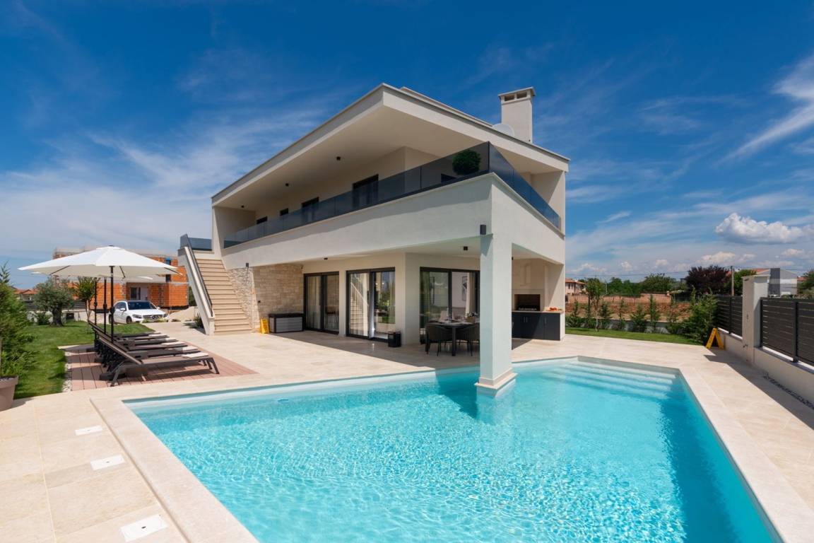 220 M² Villa ∙ 3 Bedrooms ∙ 6 Guests - Poreč