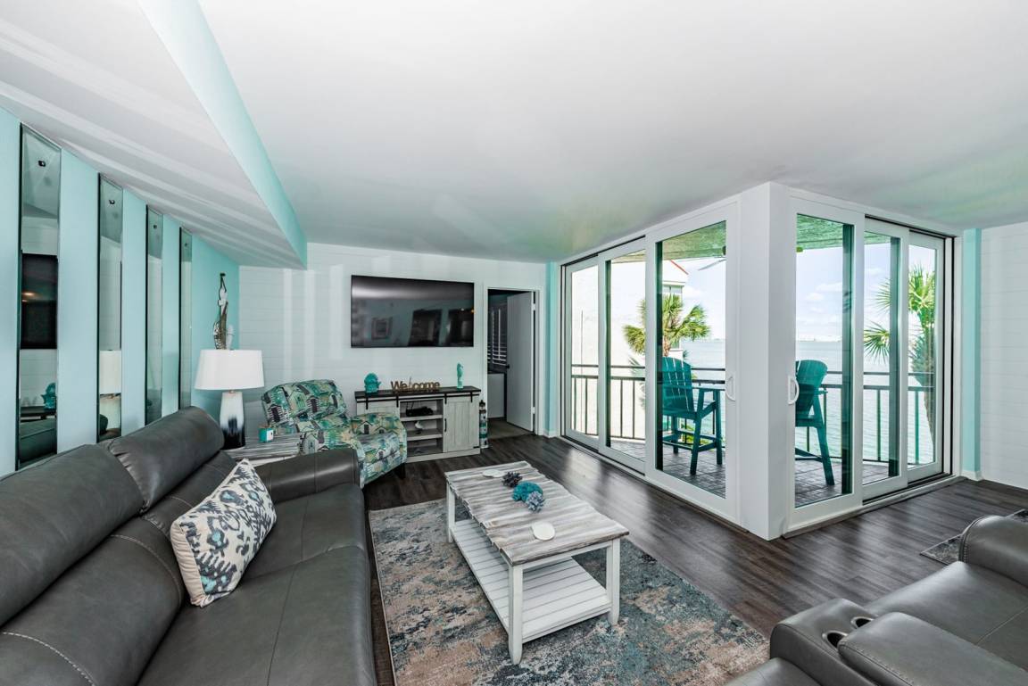 Condo ∙ 2 Bedrooms ∙ 4 Guests - St. Petersburg, FL