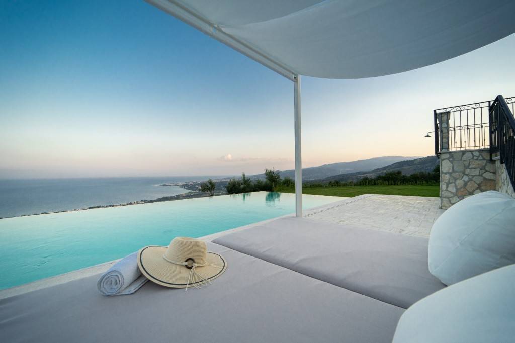 255 M² Villa ∙ 5 Bedrooms ∙ 16 Guests - Soverato