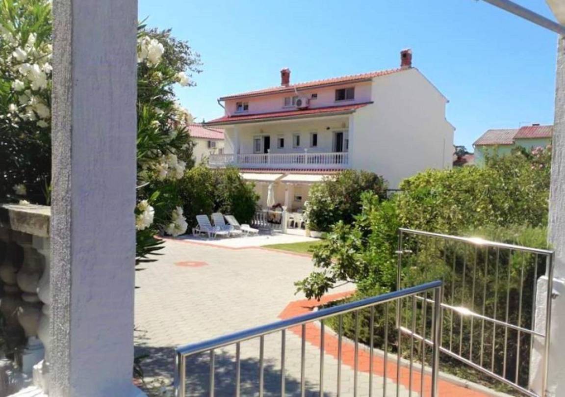 100 M² Apartment ∙ 3 Bedrooms ∙ 9 Guests - Rab