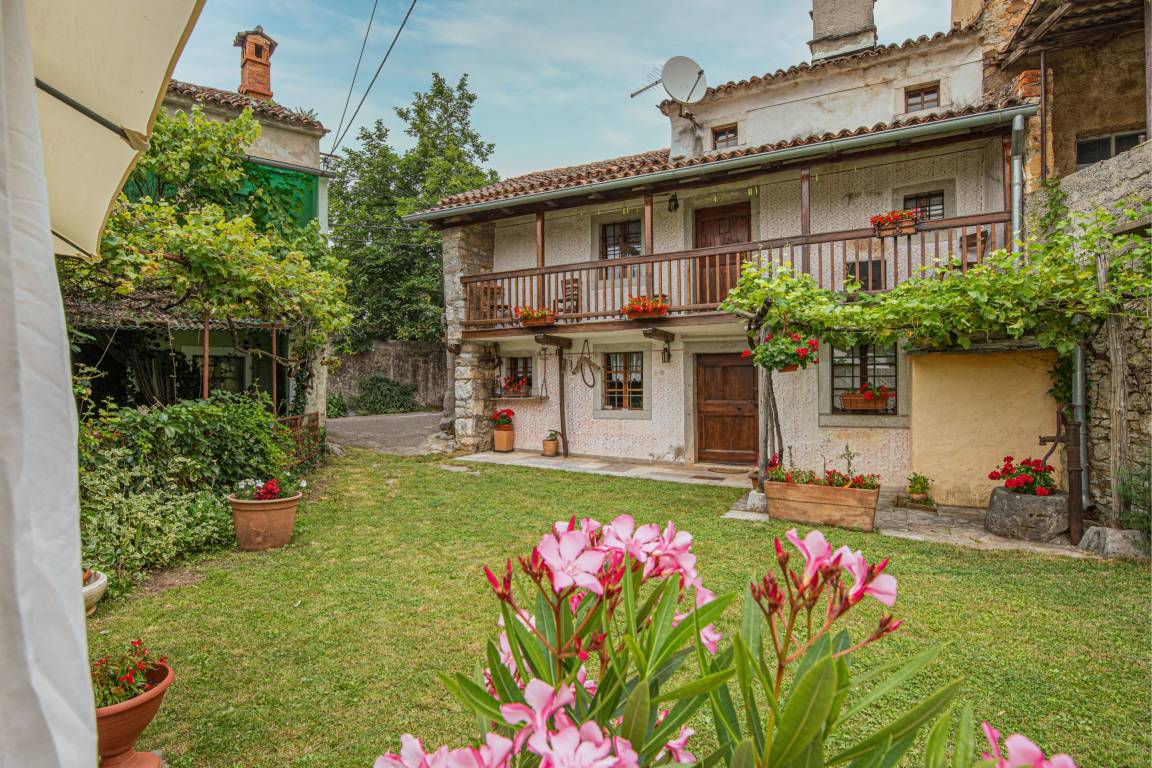 200 M² House ∙ 4 Bedrooms ∙ 8 Guests - Štanjel