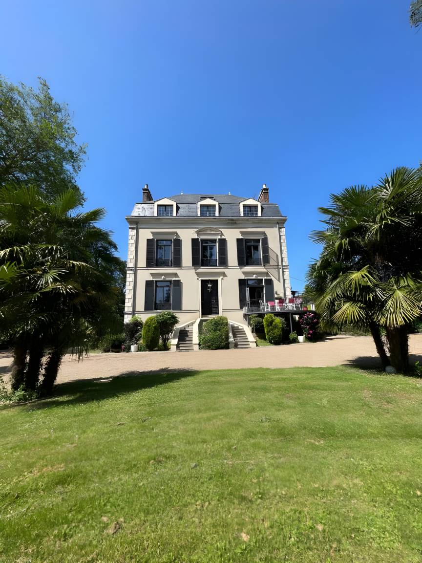 750 M² House ∙ 10 Bedrooms ∙ 20 Guests - Le Mans