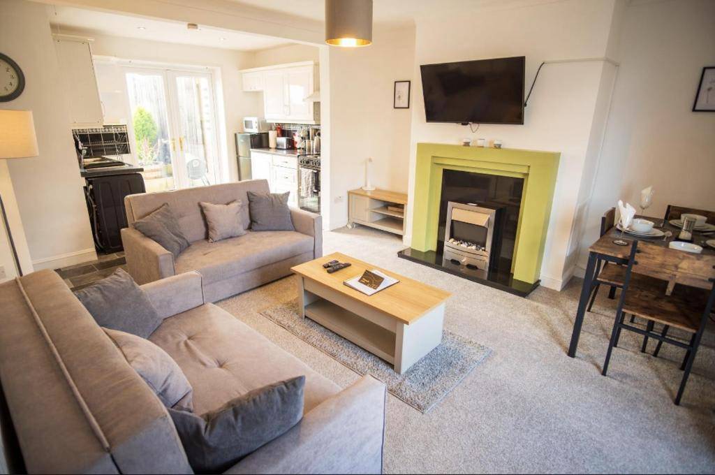 93 M² House ∙ 3 Bedrooms ∙ 6 Guests - South Shields