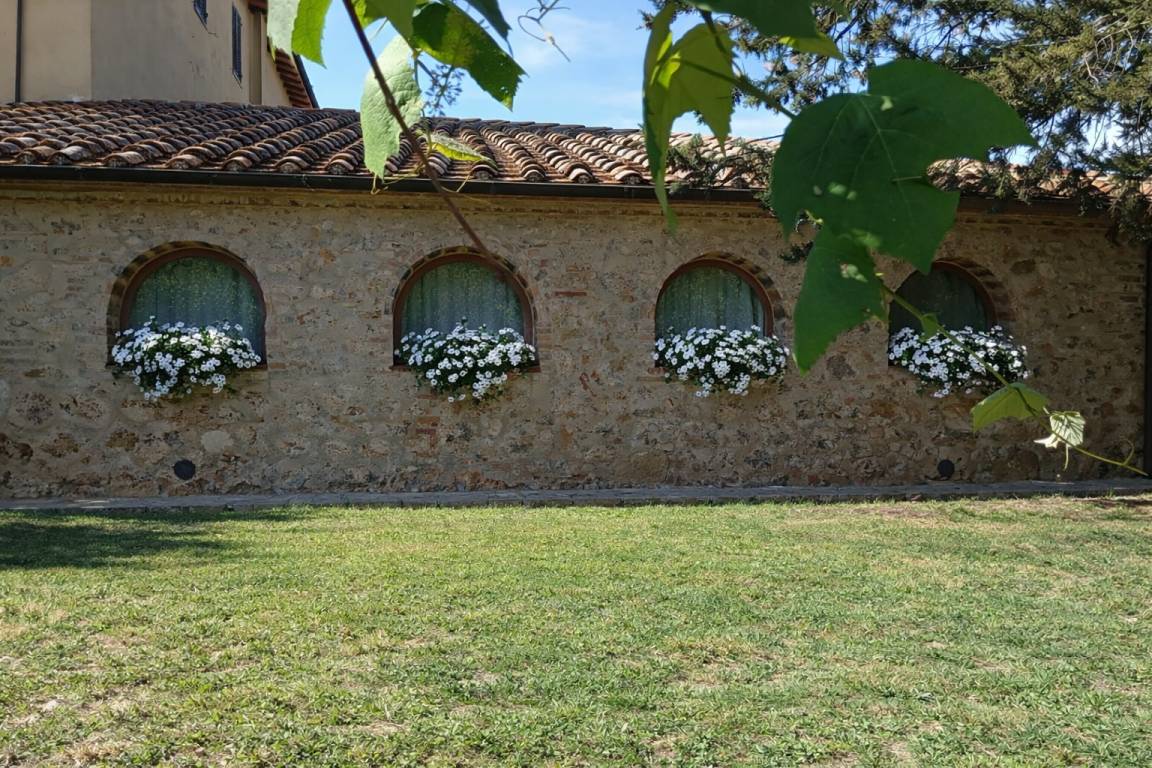 Farmhouse ∙ 24 Bedrooms ∙ 64 Guests - San Gimignano