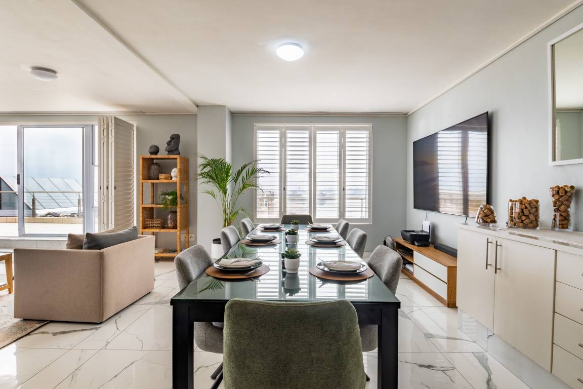 275 M² Apartment ∙ 4 Bedrooms ∙ 6 Guests - Claremont