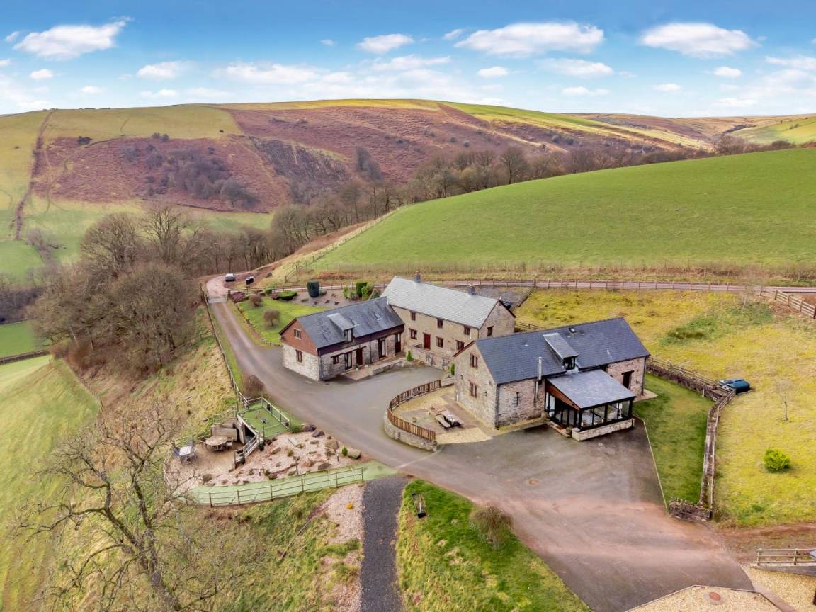 Cottage ∙ 15 Bedrooms ∙ 21 Guests - Brecon