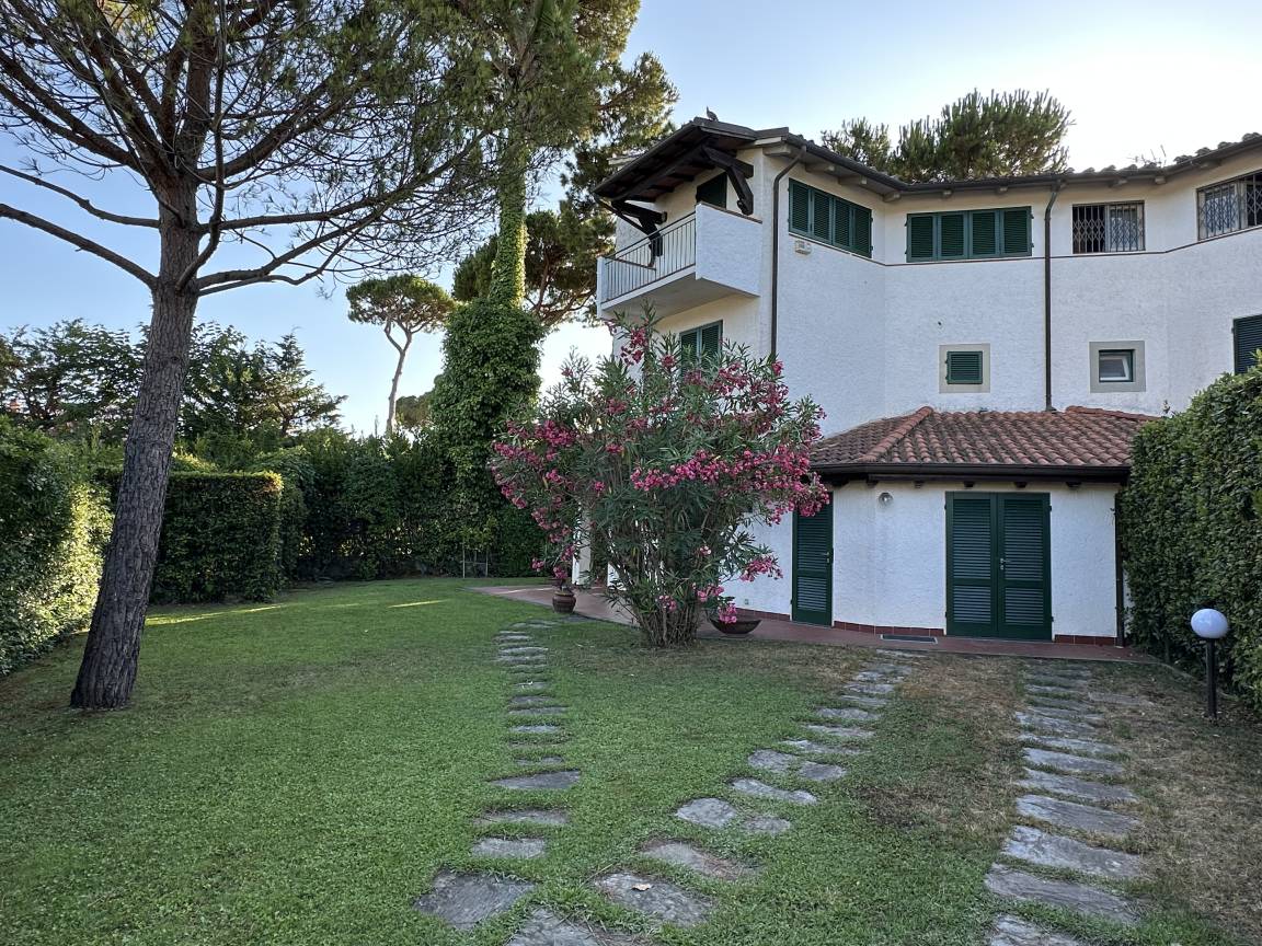 Villa ∙ 2 Bedrooms ∙ 6 Guests - Forte dei Marmi