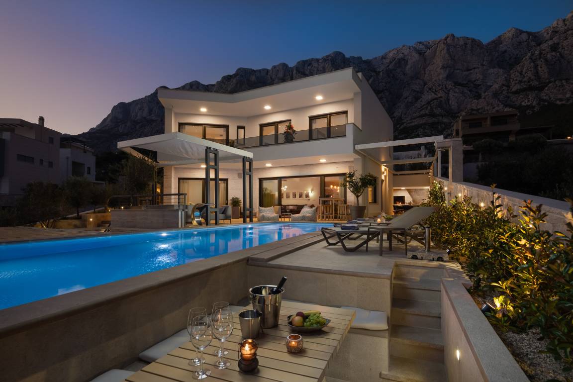 490 M² Villa ∙ 4 Bedrooms ∙ 8 Guests - Makarska