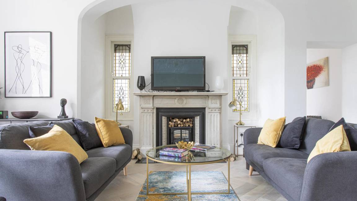 130 M² Apartment ∙ 4 Bedrooms ∙ 8 Guests - Ruislip