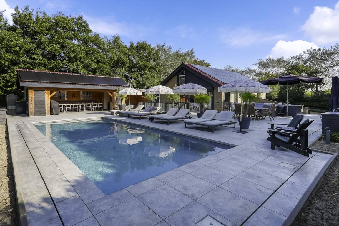 180 M² House ∙ 8 Bedrooms ∙ 16 Guests - South Holland